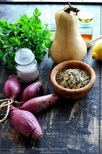 Salata de orez salbatic cu dovleac copt si ceapa caramelizata