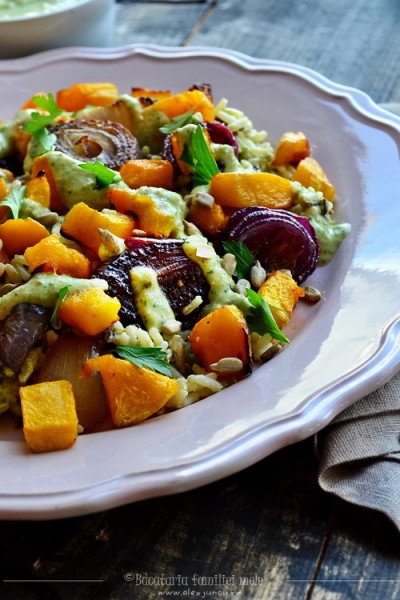 Salata de orez salbatic cu dovleac copt si ceapa caramelizata