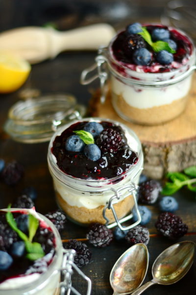 Cheesecake cu fructe de padure fara coacere ... la borcan