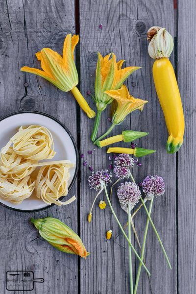 Paste cu flori : de usturoi și de dovlecel » Bucătăria familiei mele